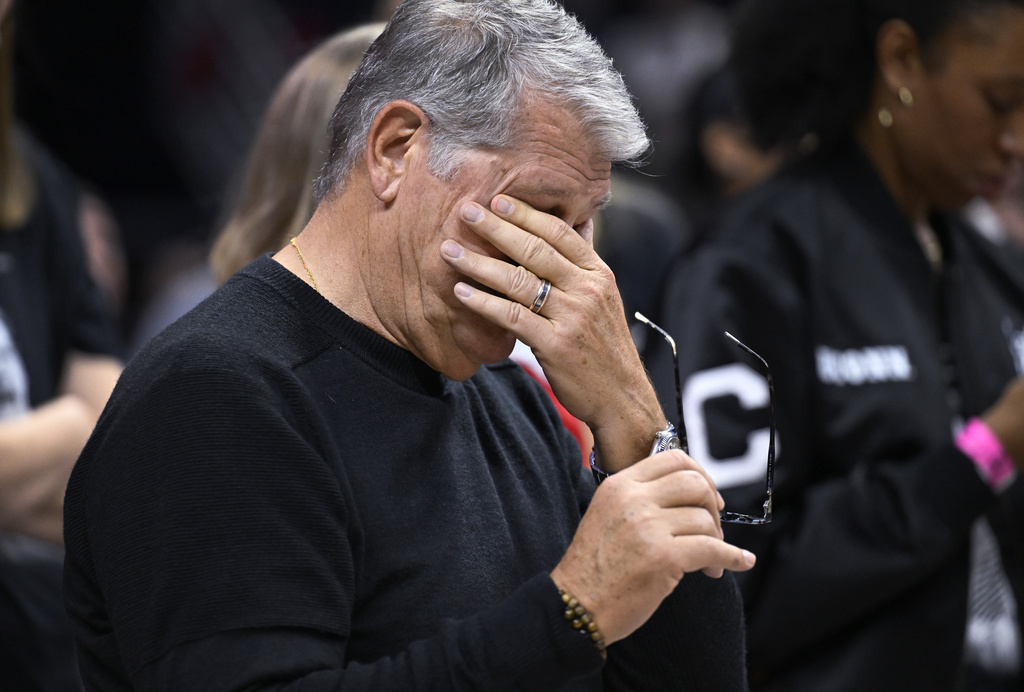 UConn coach Geno Auriemma breaks NCAA wins record, getting 1,217th ...